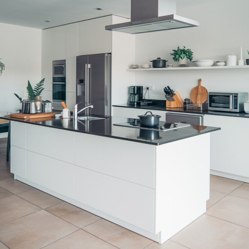 Ideje za šank u kuhinji - saveti za maksimalnu iskorišćenost prostora